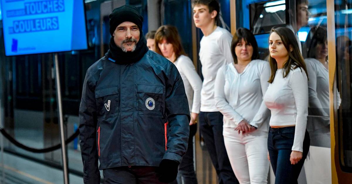 La STIB dévoile ses nouveaux uniformes lors d'un défilé | Home | 7sur7.be