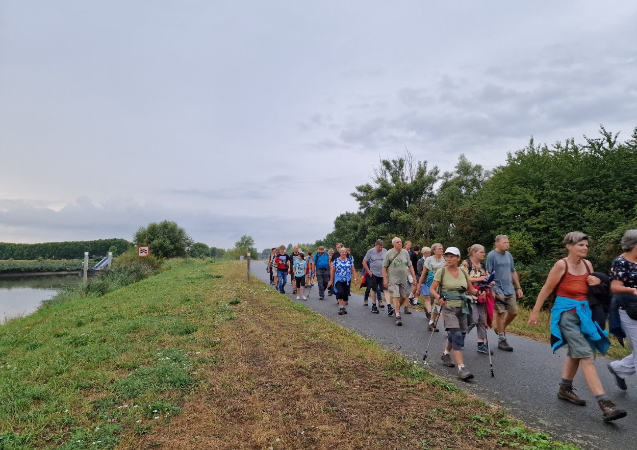 Grote groep wandelaars sluit Pasar Zomert in Scheldeland af | Foto | hln.be