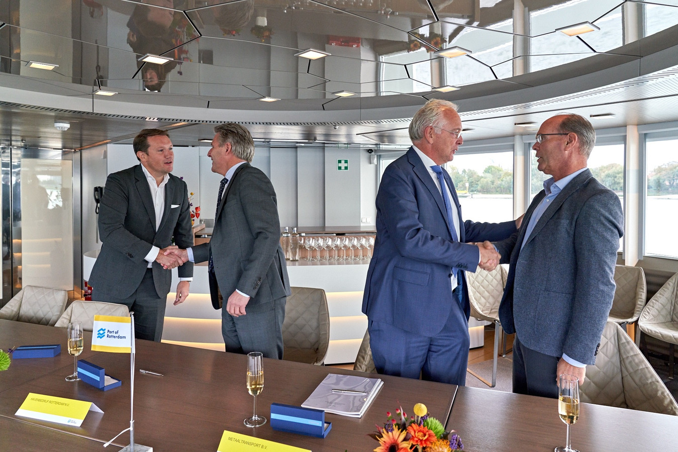 Hoe allerlei bedrijven in de krappe Waalhaven toch kunnen uitbreiden ...