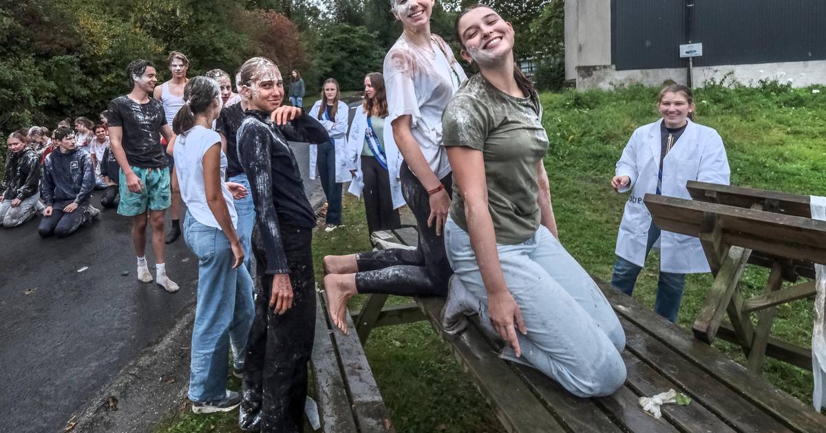 IN BEELD. Regen en vuil spel schrikken niet af: 150 schachten van universiteit Kulak laten zich ...