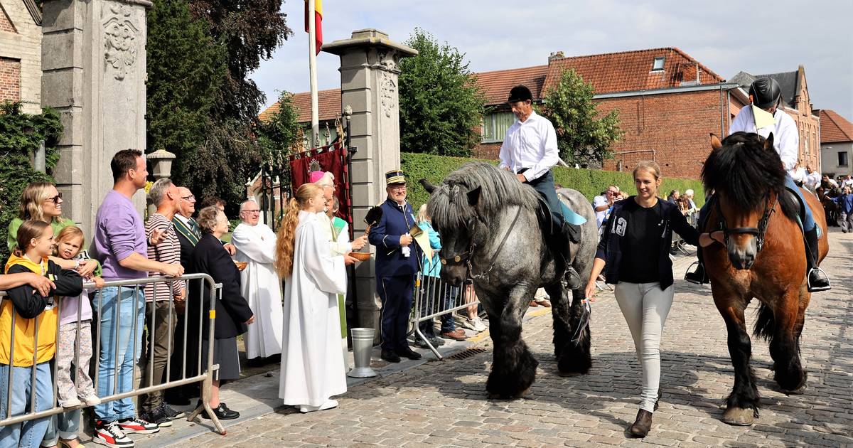291ste Paardenommegang van Sint-Elooi trekt langs gerestaureerde kapel ...