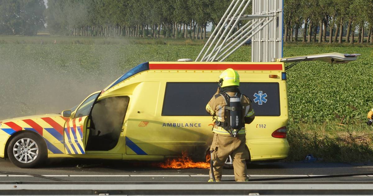 Ambulance raakt betrokken bij ongeval op snelweg en vliegt in brand ...