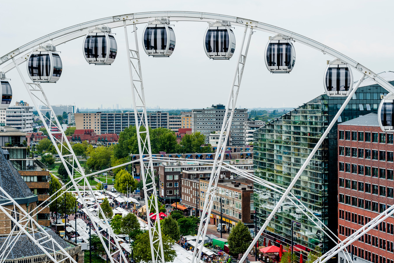 Zorgen om privacy met het Dinner Wheel naast de deur | Foto | AD.nl