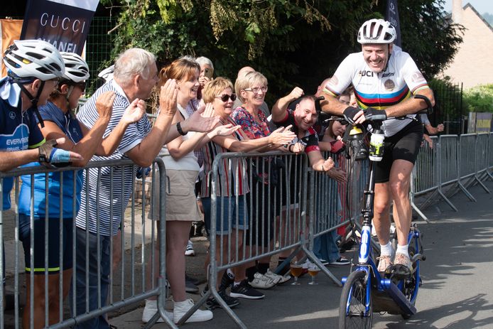 Hij doet het! Geert (55) uit Roosdaal vestigt na ruim 17 uur zwoegen op ...
