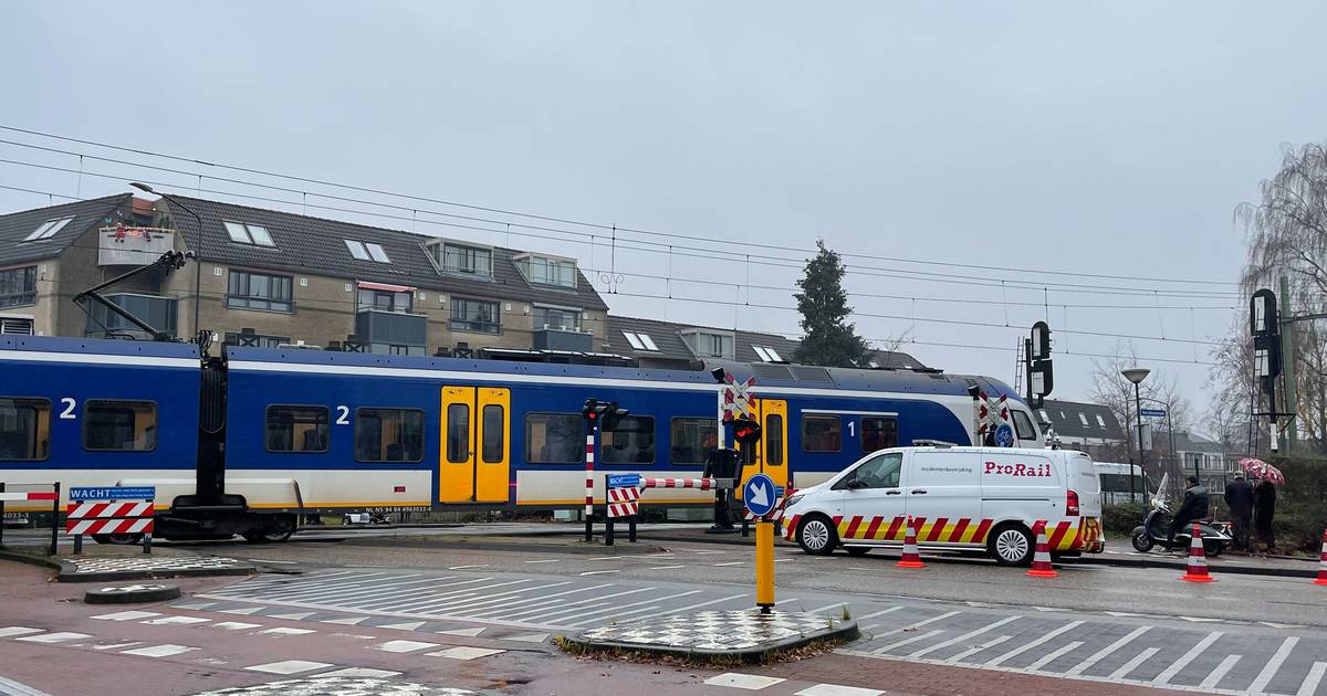 Defecte trein blokkeert spoorwegovergang in Vught | Den Bosch, Vught ...