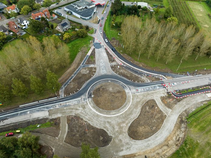 Opening rotonde bij Oude Zoutdijk Hulst laat langer op zich wachten, asfaltering nog niet ...