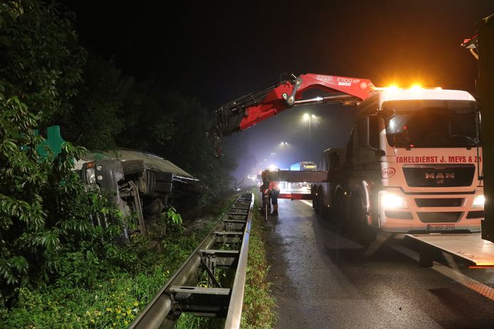 Vrachtwagen belandt op zijn kant in gracht langs E17 | Waasmunster | hln.be