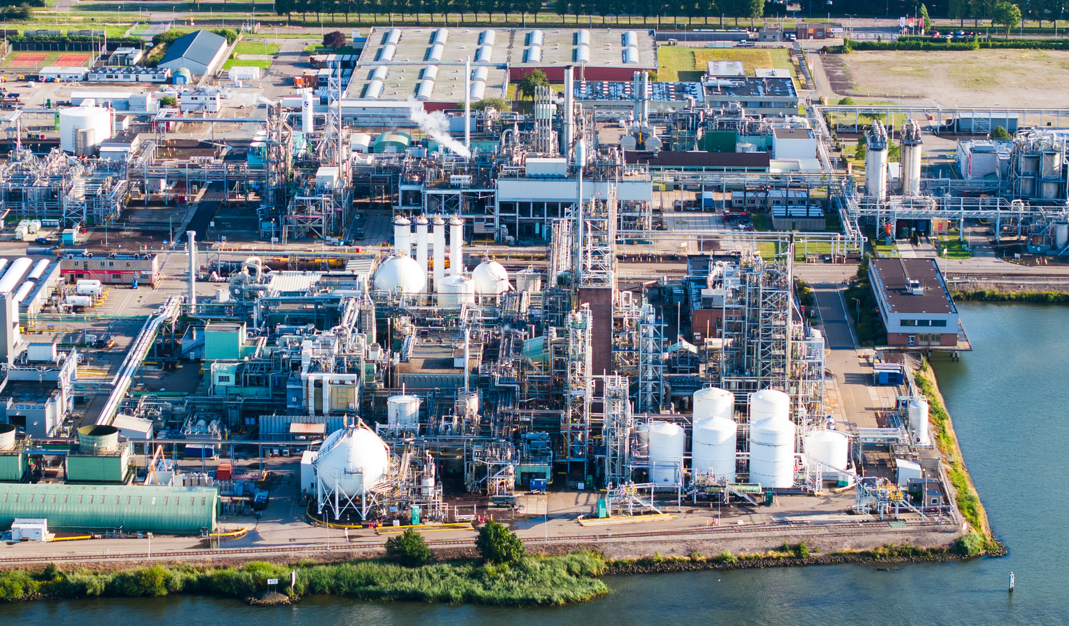 Actievoerders melden zich voor rondwandeling op terrein Chemours: ‘We ...