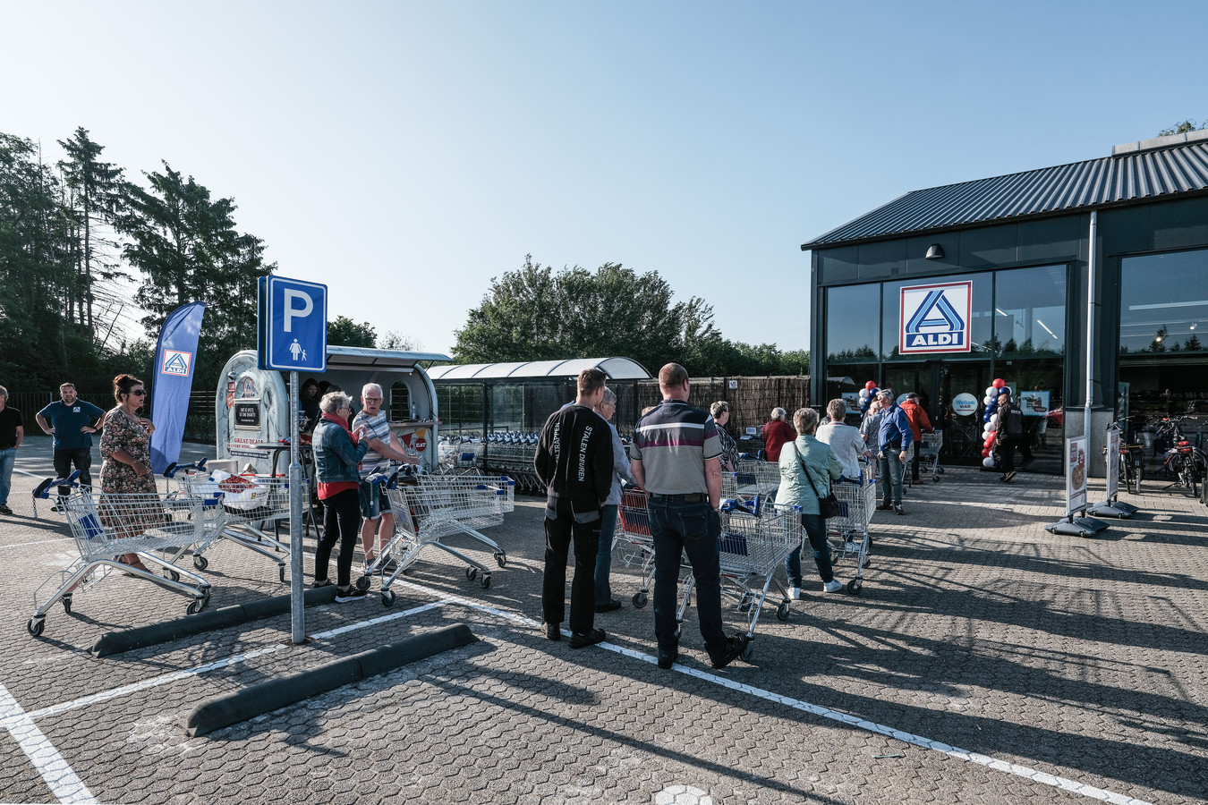 Filiaalchef Berni (65) straalt in ‘zijn’ nieuwe Aldi in het ...