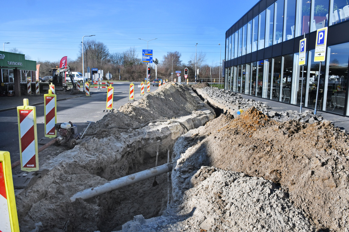 Zand en diepe kuilen in de voortuin van Kees Smit in Almelo: ‘Maar we ...