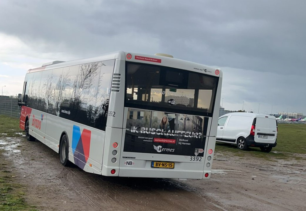 In de bus krijgt Joe (21) ineens een ‘hete bruin-gele substantie’ over ...