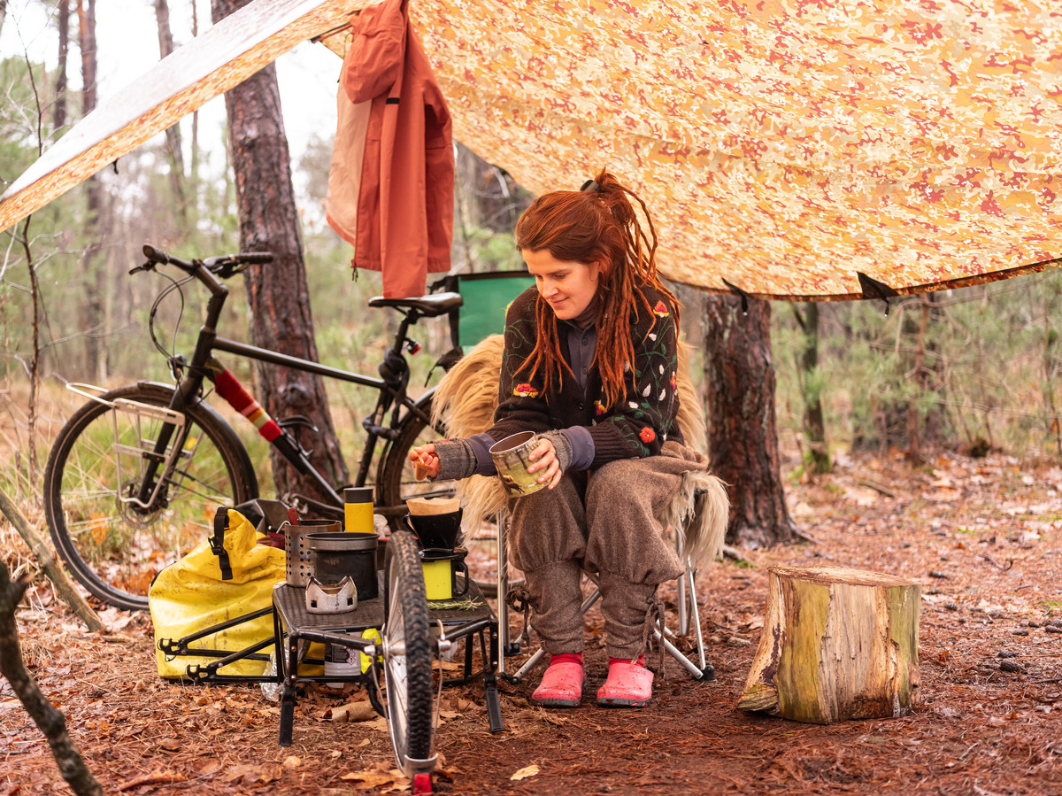 Simone (28) woont bewust in een tunneltentje in het bos: ‘Alles draait ...