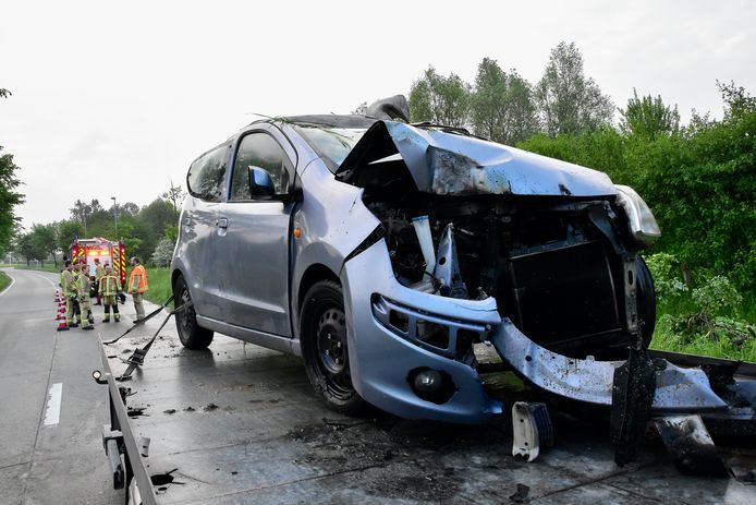 Auto botst tegen boom en gaat over de kop: bestuurster (28) gewond ... Auto botst tegen boom en gaat over de kop: bestuurster (28) gewond ...