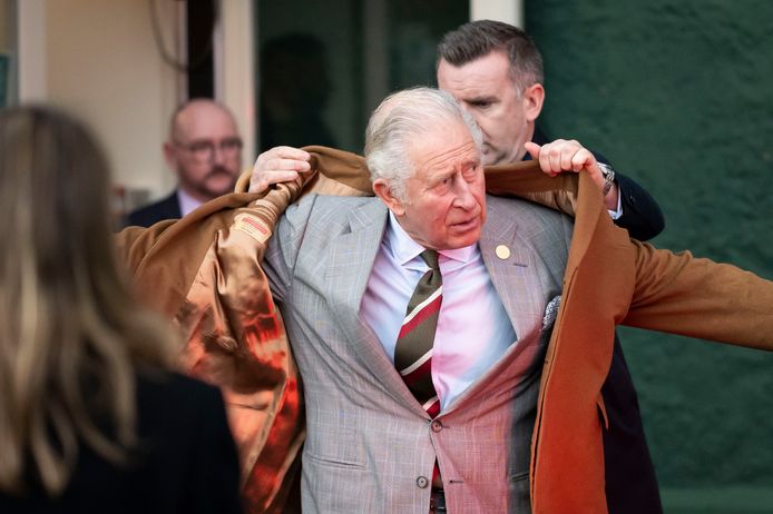 Hij trekt de kaart van sobere vorst, maar achter de schermen stelt ...