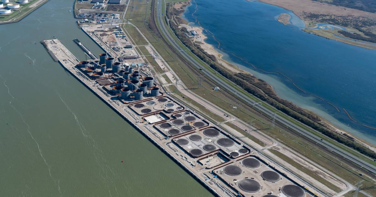 Leiding van 1000 meter tussen BP-raffinaderij en nieuwe tankterminal is ...