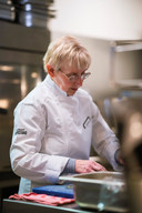 Ingrid uit ‘Restaurant Misverstand' overleden: “Blij dat we dit avontuur met haar mochten ...