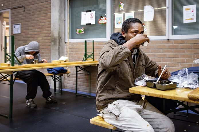 Daklozen kunnen via Streetlife-app hulp zoeken in Amsterdam | Amsterdam ...