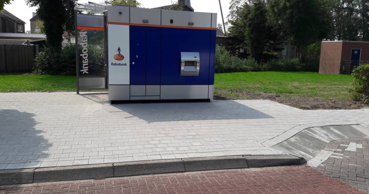 Rabobank past nieuwe pinautomaat in Sint-Maartensdijk aan na klachten ...