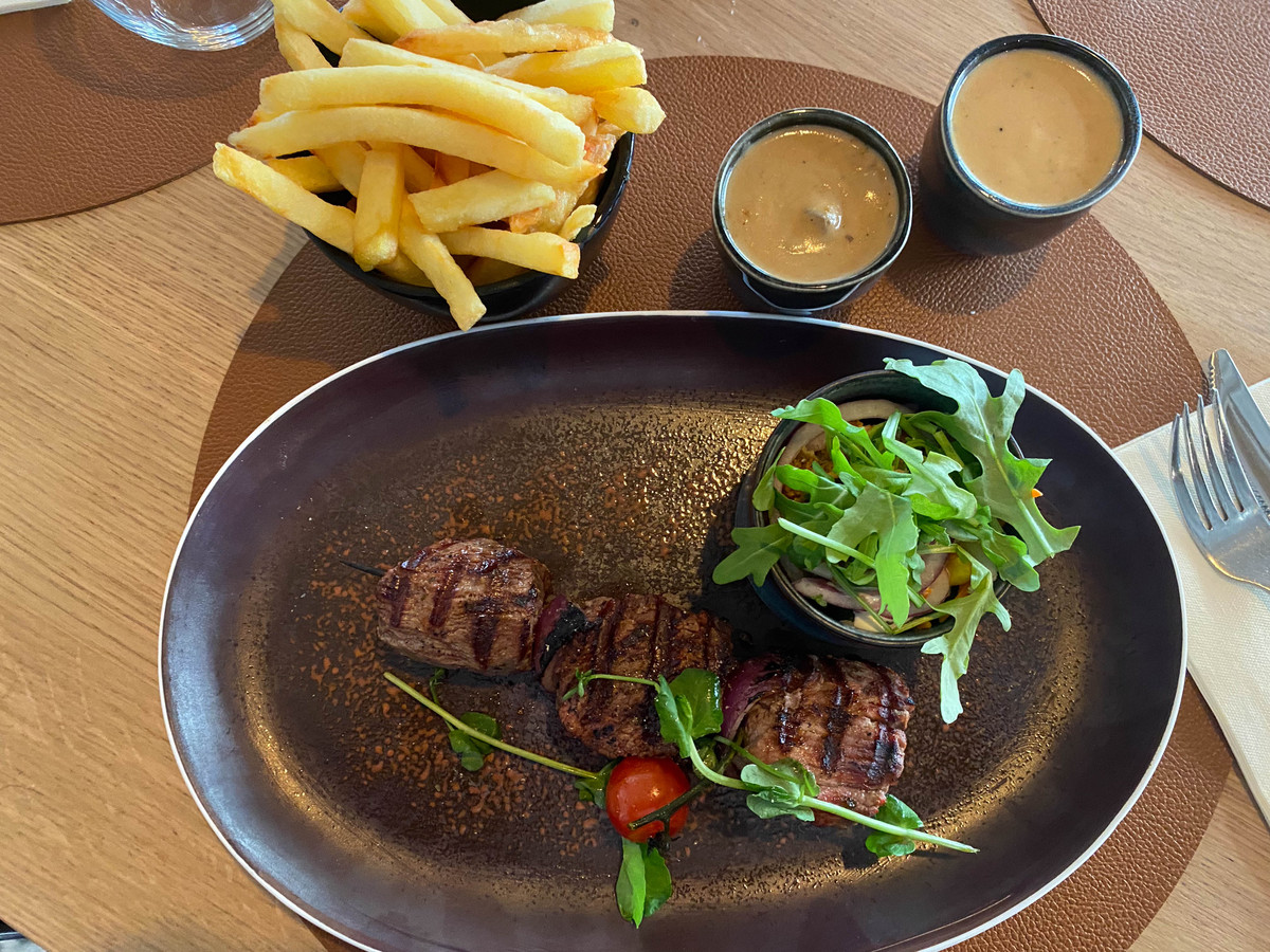 DE DAGSCHOTEL. Restaurant De Metinas in Asse, waar vrijdag nog altijd ...