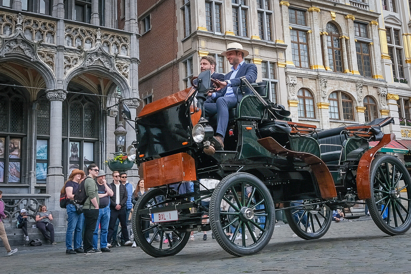 Niet met paarden, maar een koets op batterijen in Brussel: ‘Een e-koets ...