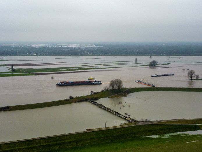 Schip in de IJssel bij Westervoort is los getrokken: schepen die uren ...