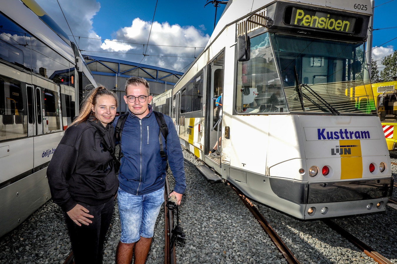 Veel mensen nemen afscheid van de oude kusttrams: “Niets dan lof voor ...