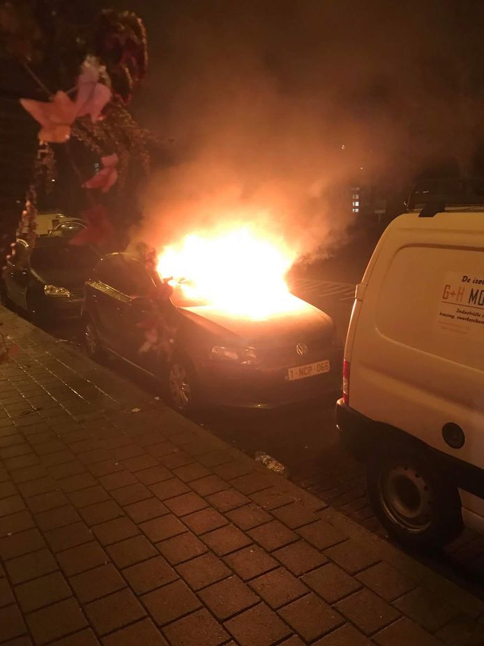 Auto kapper in brand gestoken | Merksem | hln.be