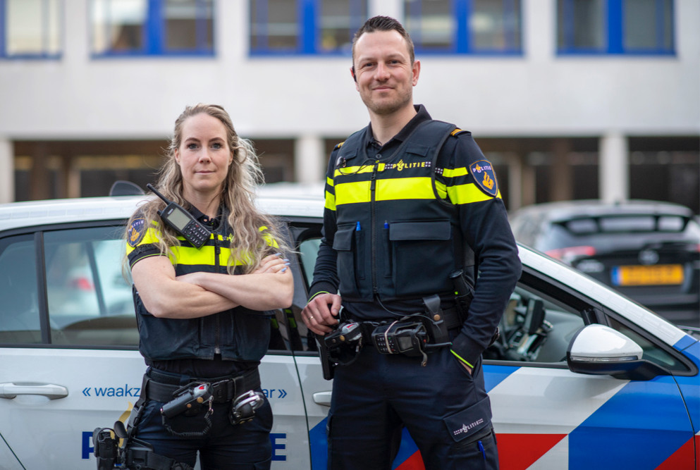 ‘Op je knieën!’; Arnhemse agenten schreeuwen met wapens in de hand ...
