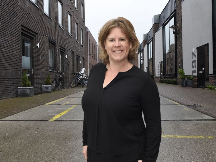 Daniëlle gaat bijna onderuit op spekgladde betonplaten: ‘Je hebt ...