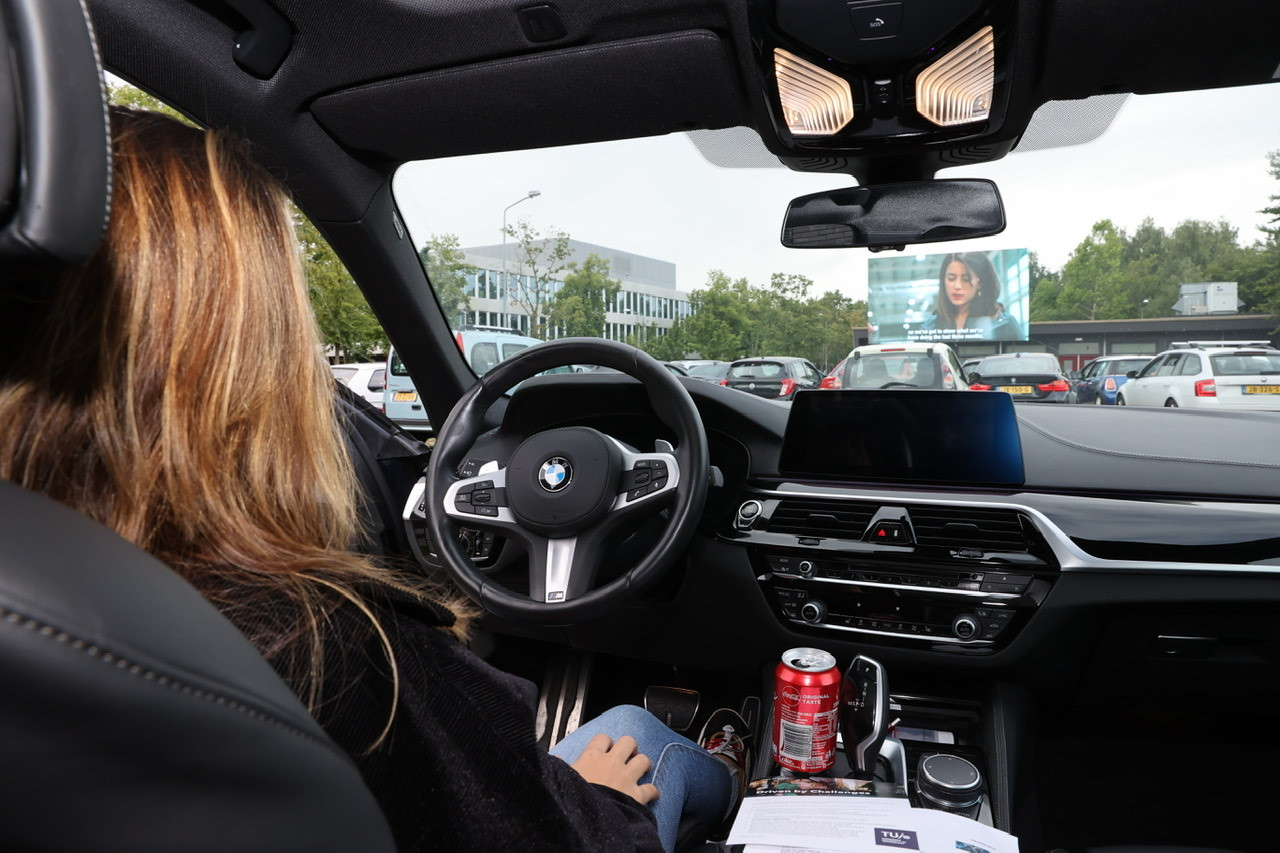 Liselotte(27) vliegt voor docuserie hele wereld over op zoek naar ...