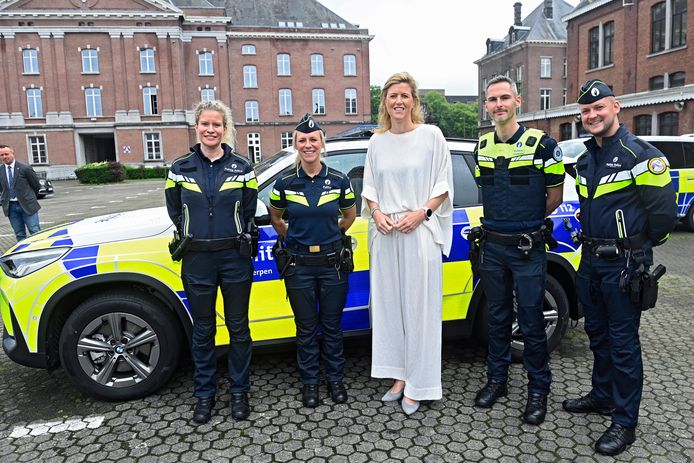 KIJK. Dit wordt het nieuwe uniform van de politie: zichtbaarder ...
