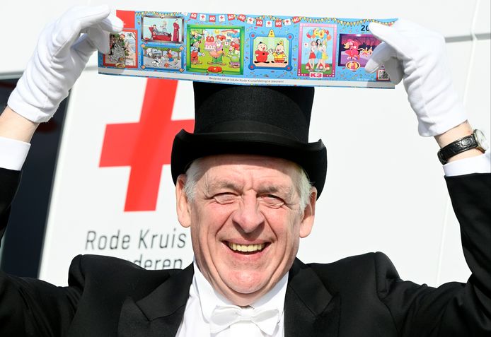 Stickeractie van Rode Kruis van start, en ‘meneer de burgemeester’ zag ...