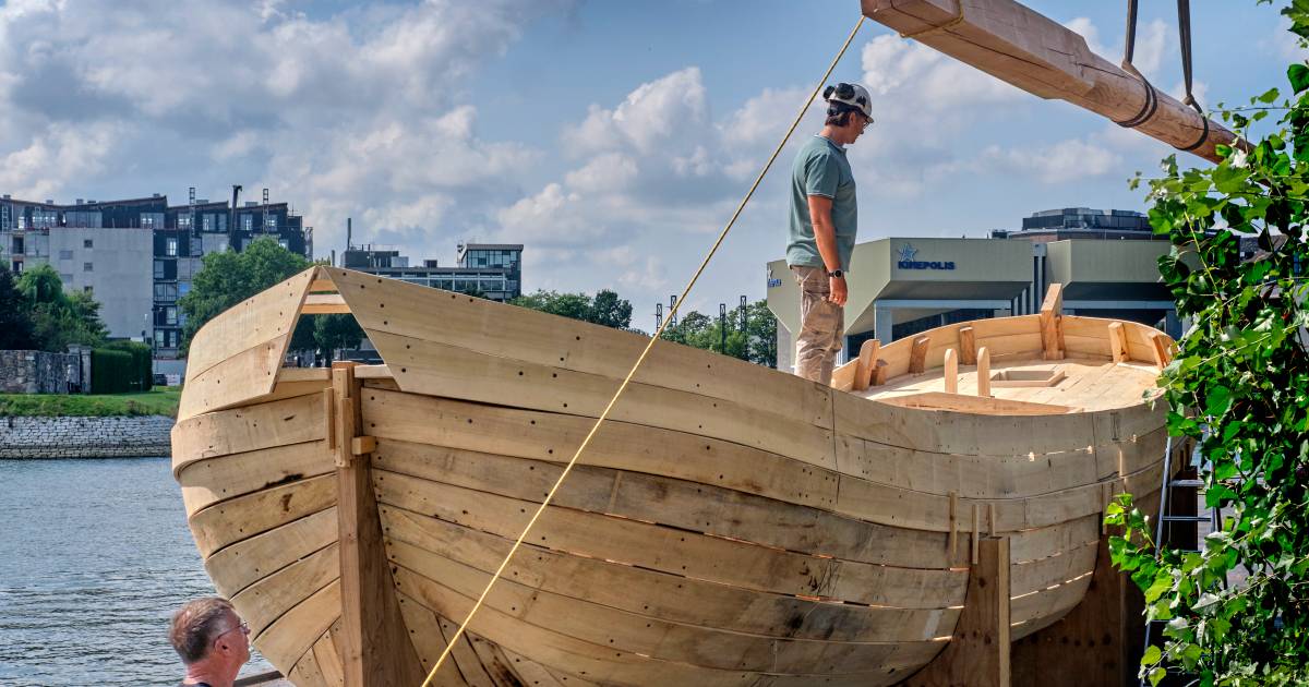 Houten schip ‘Rivier, boot, stad’ legt allereerste meters af richting ...