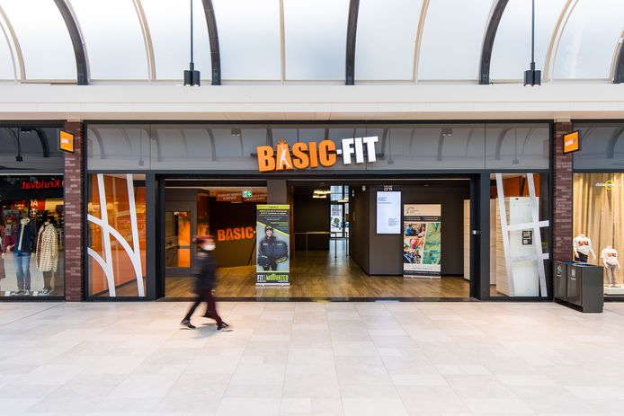 Basic Fit opent nieuwe sportschool in winkelcentrum Sterrenburg ...