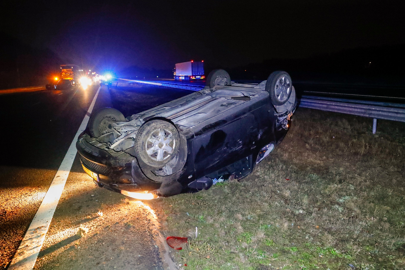 Auto belandt op zijn kop na crash op A67 bij Eersel | Foto | ed.nl