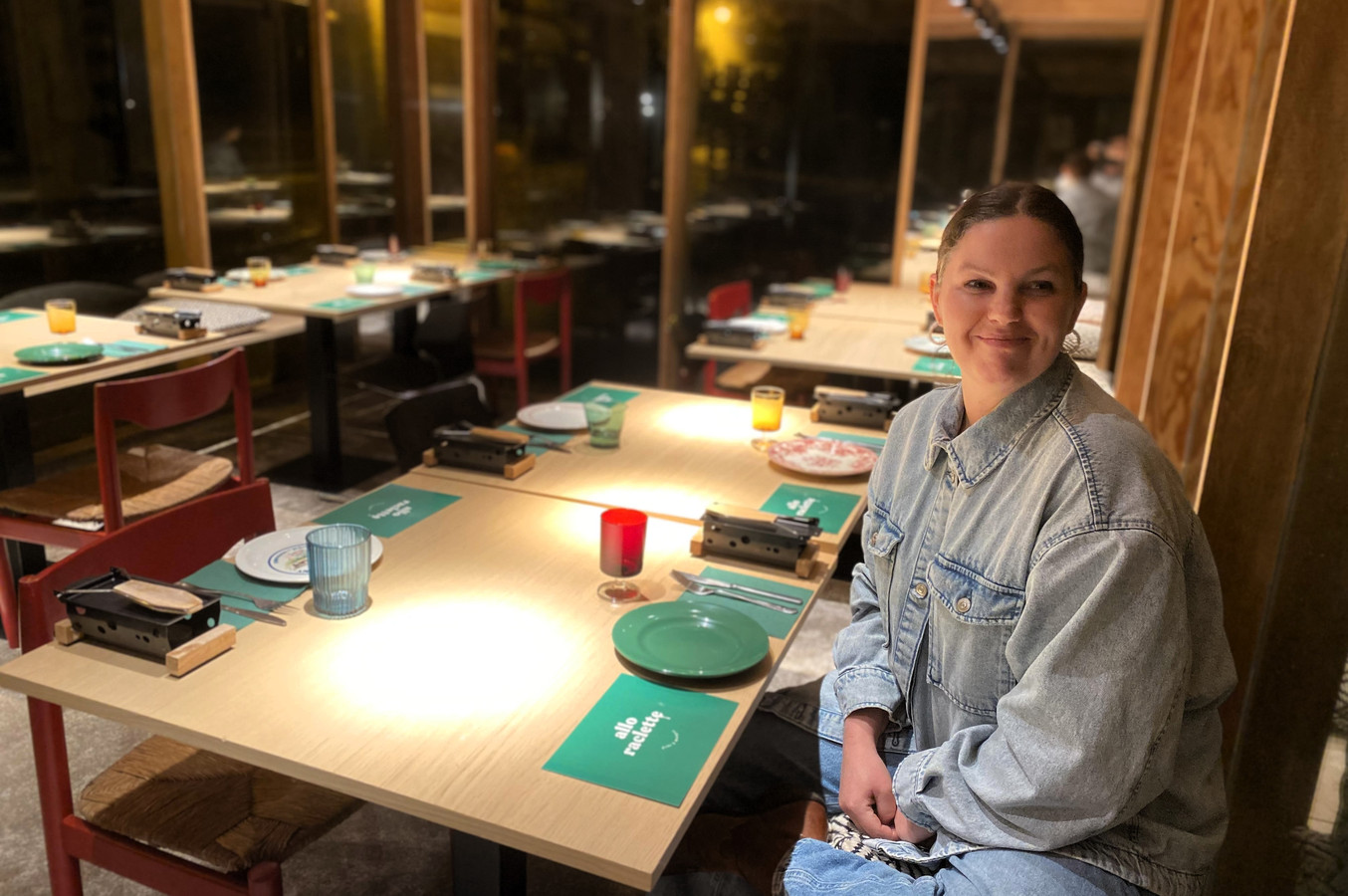 NET OPEN. Opmerkelijk glazen huis, waar je van raclette smult, heeft ...