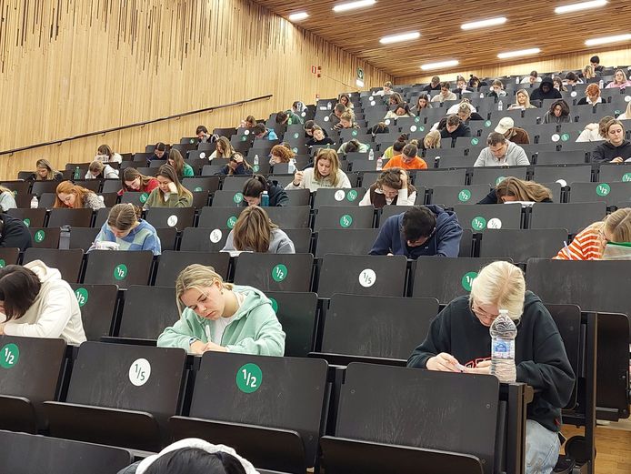 “Je mag nu beginnen”: examens voor 80.000 Gentse studenten gaan van ...