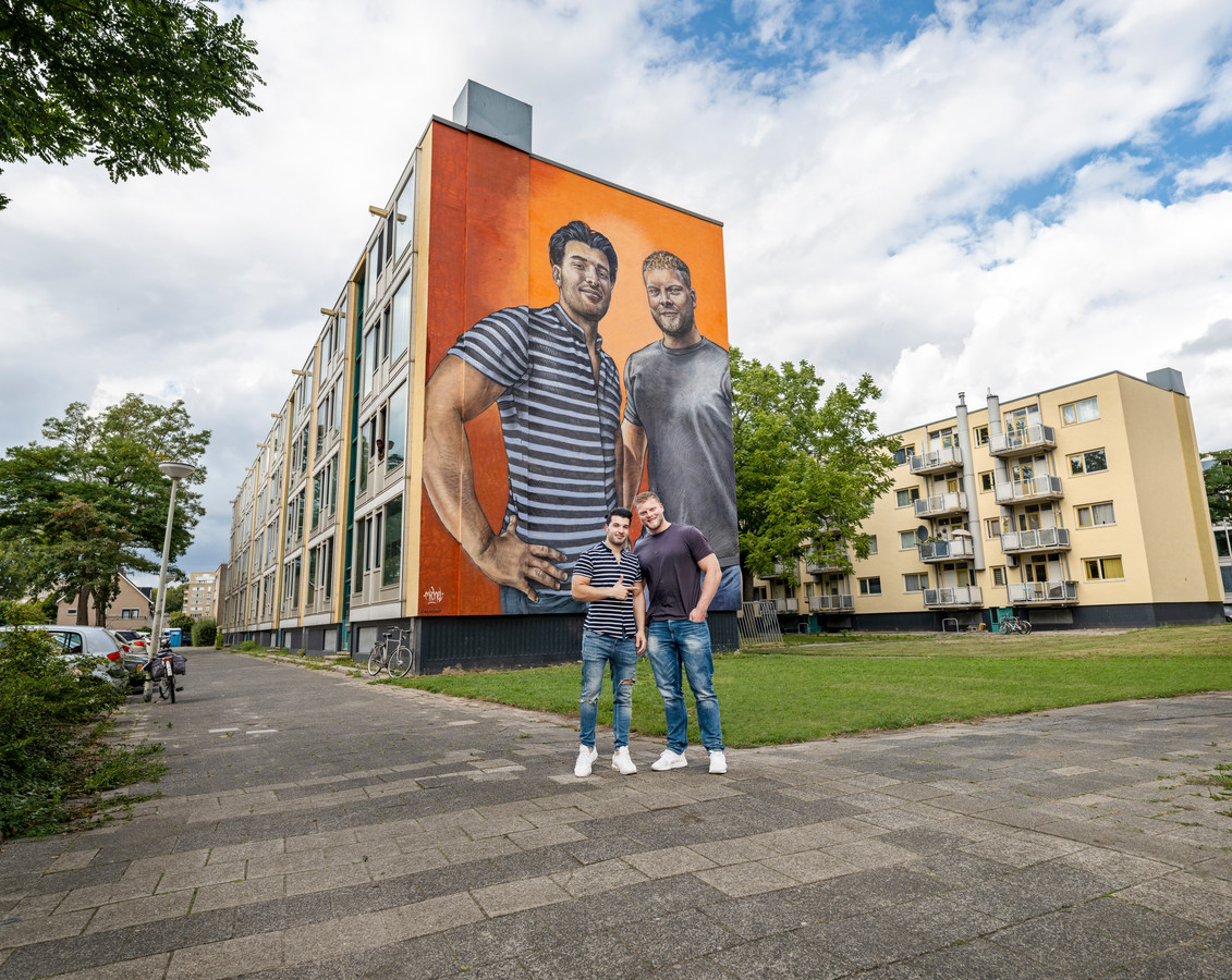 Waarom deze twee mannen levensgroot op een gevel staan geportretteerd ...