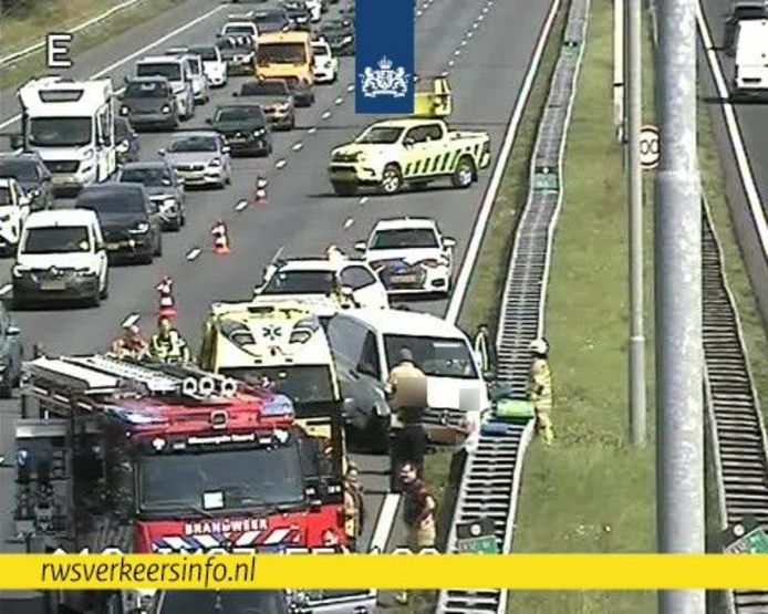 Twee gewonden en een bestuurder aangehouden na ongeluk op A12 bij afrit ...