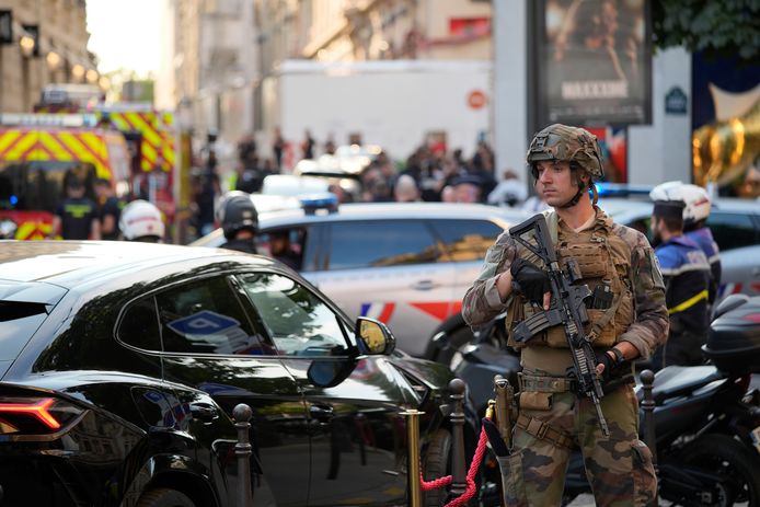 Man valt politieagent in Parijs aan met mes, dader neergeschoten en ...