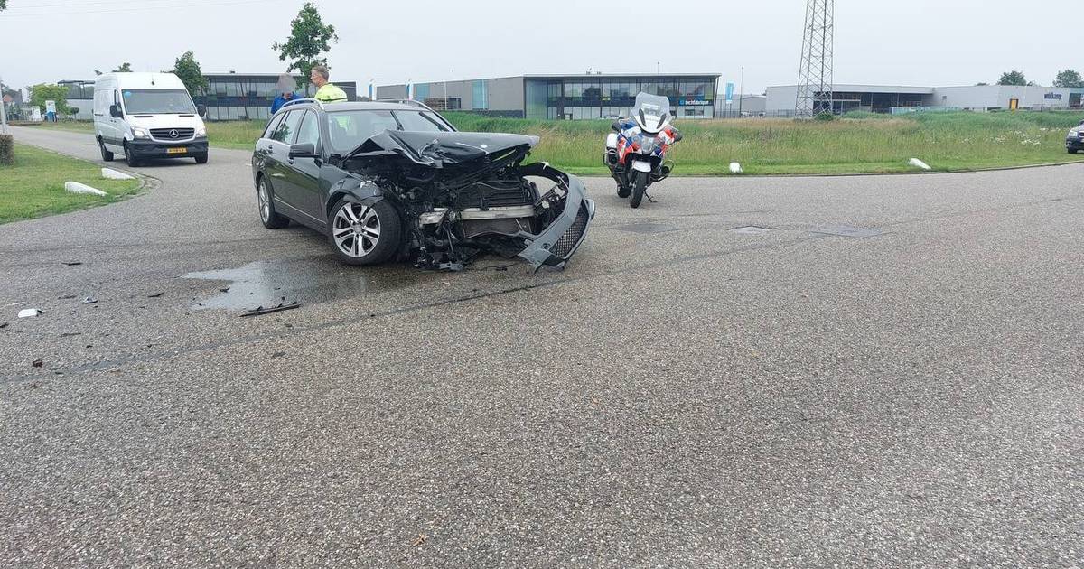Twee auto’s flink in de kreukels door harde botsing in Hardenberg | 112 nieuws Hardenberg ...