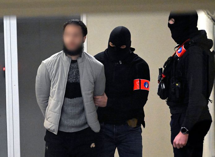 Beschuldigde Abdeslam na “slag in gezicht van agent”: “Ik blijf in cel ...