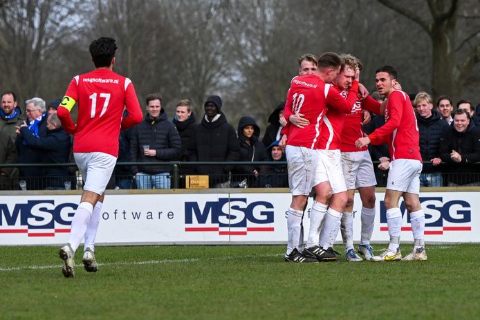 Siem Velthoven verguisd, maar vooral bejubeld: Right-Oh wint derby van ...