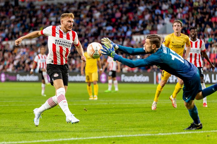 PSV oogt als een tanker in een drooggelopen vijver en werkt zich in ...