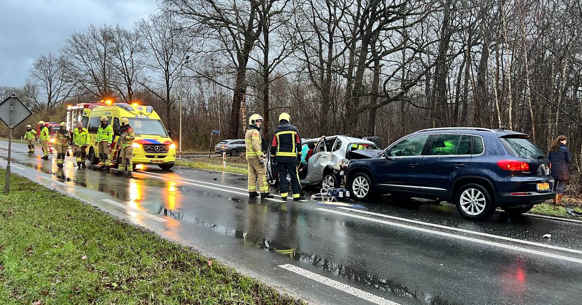 Meerdere auto's botsen op elkaar in Putten: brandweer moet persoon bevrijden | Veluwe | destentor.nl