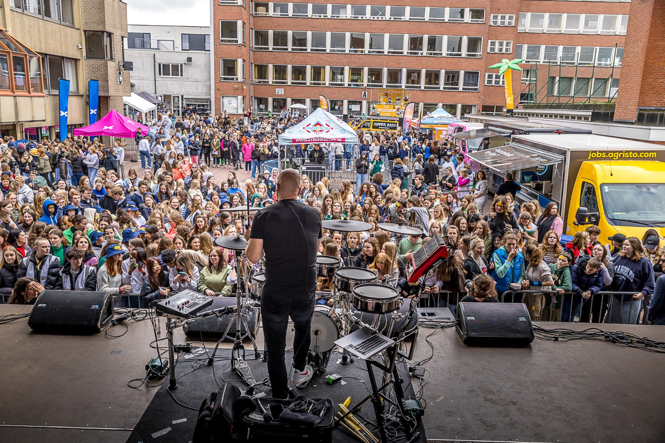 840 leerlingen genieten van Stressfactor Live in SJI Tielt | Foto | hln.be