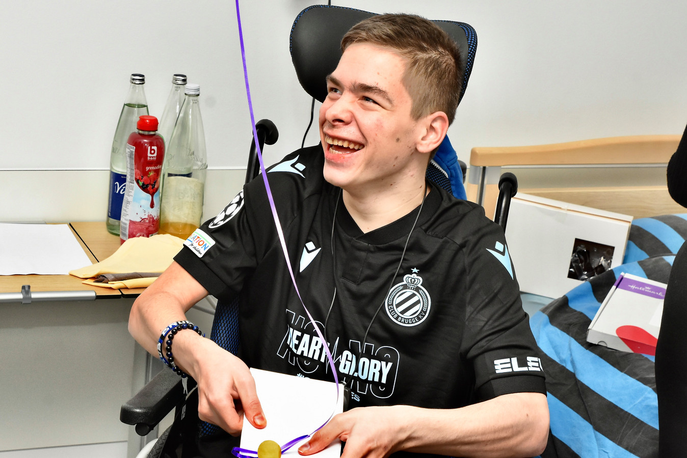 Vlaanderen toont z'n hart: Janis (22) viert laatste verjaardag met 900 ...