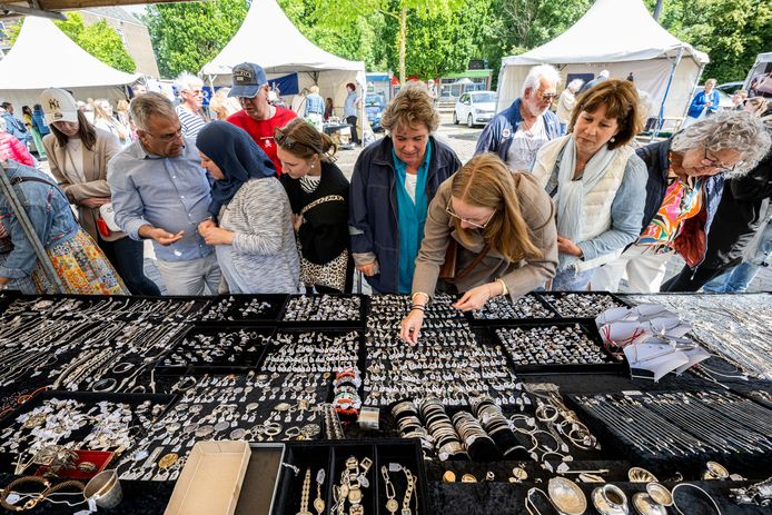 Schuifelen en wringen bij de kraampjes: ruim tienduizend mensen bij Zilverdag 2023 | Gouda | AD.nl