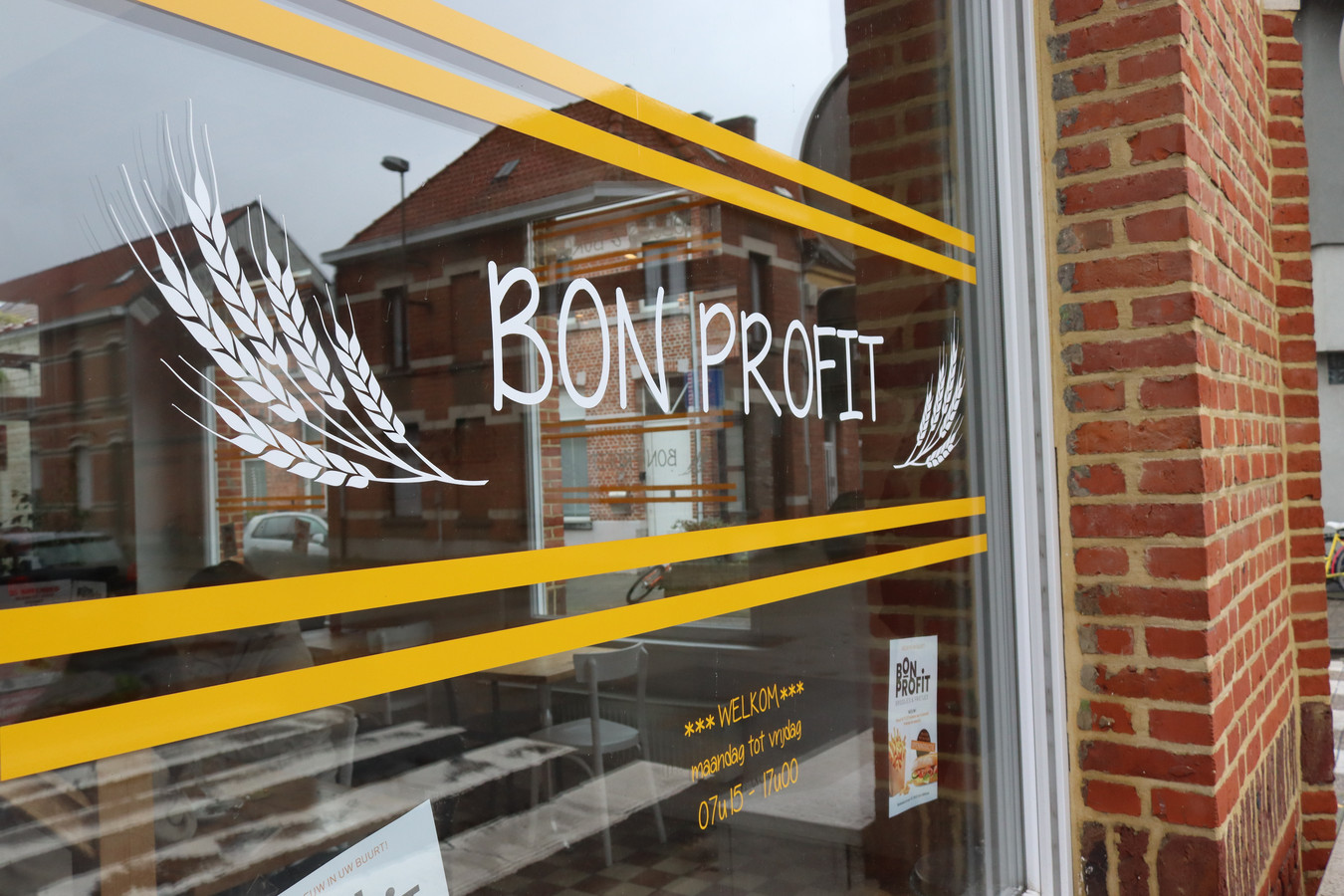Jan (44) opent frituur in broodjeszaak: “Ook ’s avonds leven brengen in ...