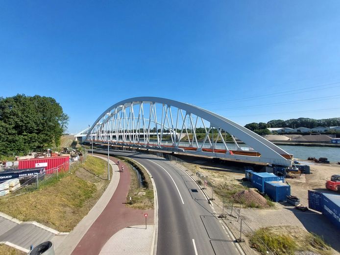 Nieuwe spoorbrug wordt zondag boven Albertkanaal geplaatst | Herentals | hln.be